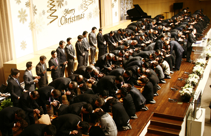 지난 18일(금) 488명의 새로운 임직자들은 예수 그리스도를 더욱 사랑할 것을 고백하며 무릎을 꿇고 안수기도를 받았다.